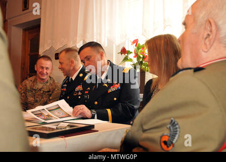 Le général de division Stanislaw Czosnek, commandant de la division de ...