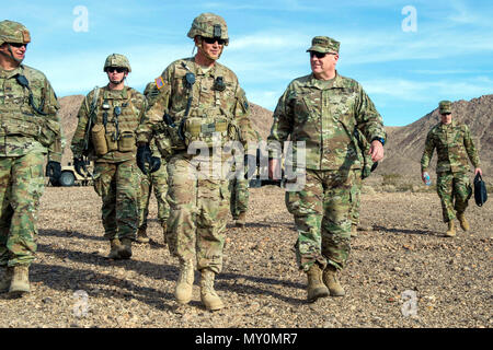 Le colonel Richard R. Coffman, chef de cabinet, 1re Division blindée ...