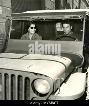 L'acteur italien Raf Vallone avec sa femme Elena Varzi sur la plage ...