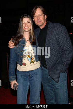 Kevin Sorbo et épouse Sam en arrivant à la première coupe-feu au ...