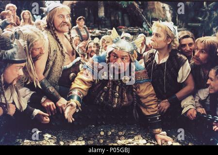 Gérard Depardieu (Obélix), Michel Galabru (Majestix) et Christian Clavier (Astérix) / Astérix et ...