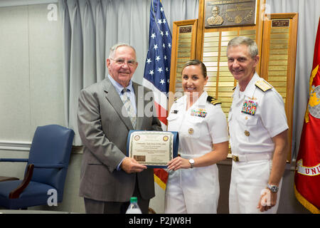Vice-SMA Stanley R. Arthur, commandant, septième flotte, et commandant ...