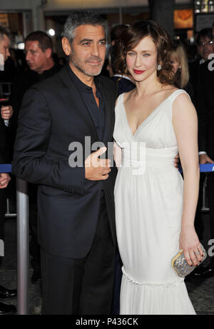 Vera Farma, la star de l'air, porte son fils Flynn lorsqu'elle arrive ...