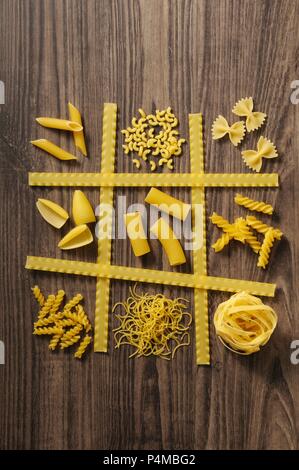 Photo prise à la verticale de différents types de pâtes sur noir Photo ...