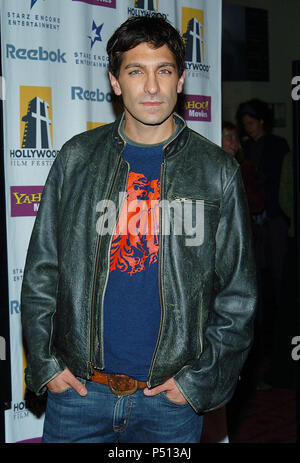 Thom Bishops arrivant à l'une chanson d'amour pour Bobby Long Los ...