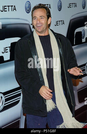 Luke Perry arrivant à la première de la Volkswagen Jetta sur la Warner ...