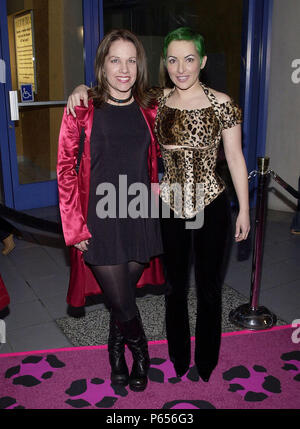 Charlotte Caffey du groupe The Go-Go's sign autographes lors de la ...