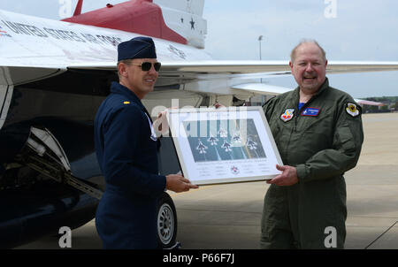 John Tirpak, Air Force Magazine, journaliste revient d'un vol avec l'US ...