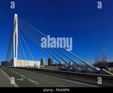 Le pont Eric Tabarly est un pont routier avec passage de câble sur la ...