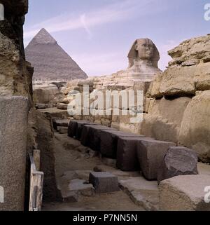 PIRAMIDE DE KEFREN ESFINGE Y-IV DINASTIA-IMP ANTIGUO. Lieu : extérieur ...