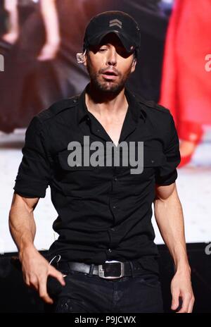 Enrique Iglesias en prestation au Concert KTU à Jones Beach NY comprend ...