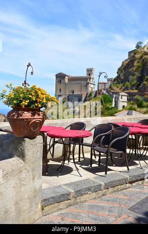 Le » Bar Vitelli dans le village de savoca sur l'île de la Sicile, l ...