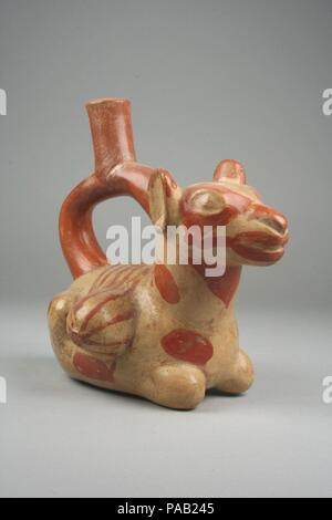 Bouteille de lama. Culture : moche. Dimensions : H. 8 1/2 x 4 3/8 in. W ...