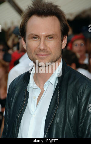 Christian Slater en arrivant à la première de Pirates des Caraïbes ...