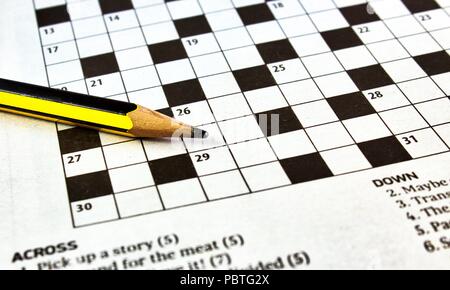 Mots croisés avec des indices journal vierge Photo Stock - Alamy