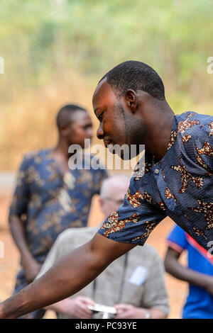 DANKOLI, BÉNIN - 12 jan 2017 : béninois non identifié belle fille ...