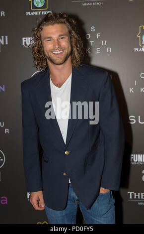 MIAMI BEACH, FL - 6 novembre : Cole Monahan est vu à la "Célébration de ...