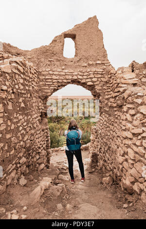Tourist explore une ville détruite, ruines, Ksar Meski, Errachidia ...