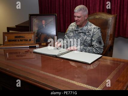 Le général George S. Patton Jr. (centre), et sa femme Beatrice Patton ...