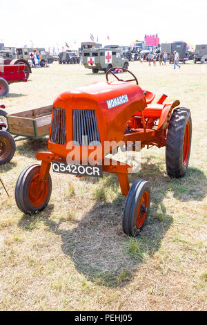 La chanteuse britannique Monarch tracteur agricole depuis les années 50 ...