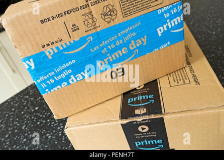 Amazon colis boîtes Photo Stock - Alamy