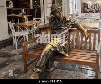 Statue en bronze de l'homme assis sur un banc de célébrant Frederico ...