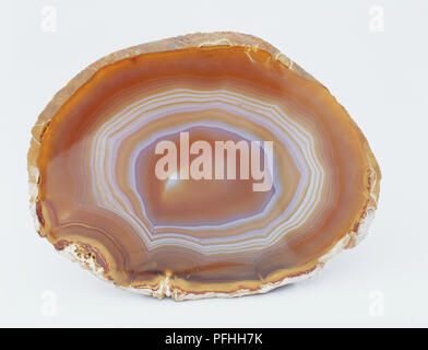 Gros plan d'une tranche d'agate brésilienne avec des tourbillons et des ...