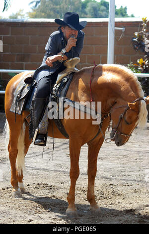 Joan Sebastian monte son cheval à Cuernavaca, Morelos. José Manuel ...