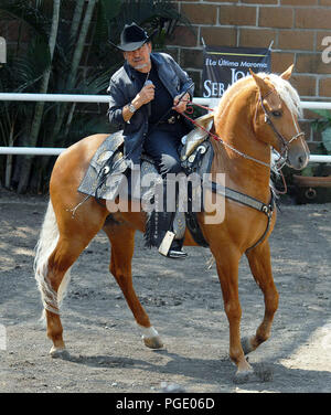 Joan Sebastian monte son cheval à Cuernavaca, Morelos. José Manuel ...