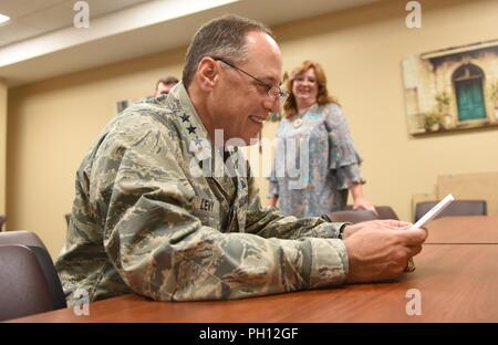 Le lieutenant général Lee Levy II, Centre de soutien de l'Armée de l ...