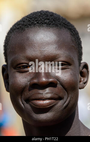 KAYAR, SÉNÉGAL - AVR 27, 2017 : l'homme sénégalais non identifié se ...