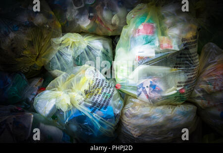 Poubelle avec sacs en plastique et déchets alimentaires. Recyclage des ...