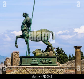 Pompéi, Italie statue de centaure. Statue moderne par le sculpteur ...