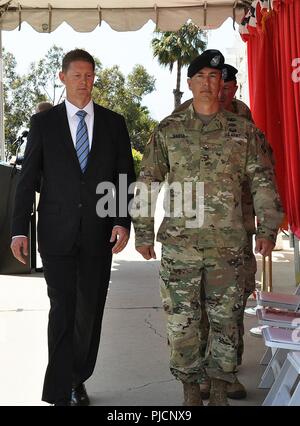 Le colonel Aaron Barta, U.S. Army Corps of Engineers, commandant du ...