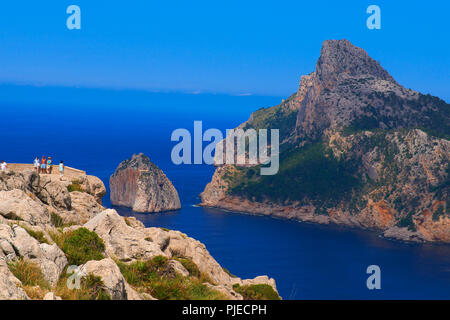 Pointe robuste à Cap de Formentor vu du Mirador es Colomer sur la côte nord de Majorque, Iles ...