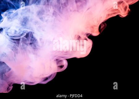 La fumée multicolore dense de rose, bleu et violet couleurs sur un fond ...