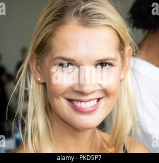 Un mannequin prépare les coulisses pour le défilé Pamella Roland ...