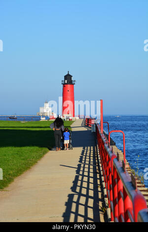Le phare de Red Milwaukee Pier Head contre Blue Sky se reflète Glace ...