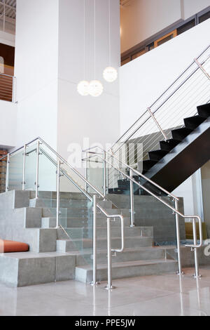 Hall de l'atrium et les escaliers dans un immeuble de bureaux modernes ...