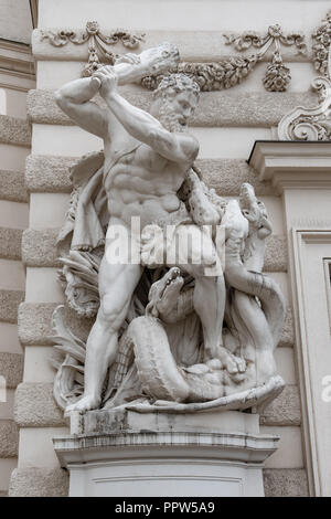 Statue d'Hercule terrassant l'hydre de Lerne à la Michaelerplatz entrée ...