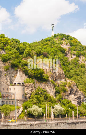 La colline Gellert avec Pauline Commander cave church et Statue de la ...