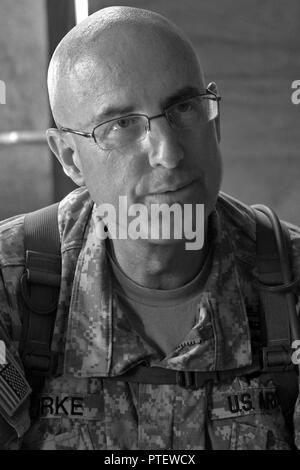 Le Colonel Robert D. Burke, commandant de la 76ème Infantry Brigade ...