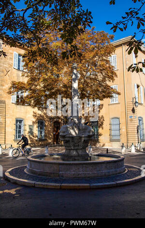 Place de la fontaine des quatre dauphins à Aix en provence france Photo Stock - Alamy
