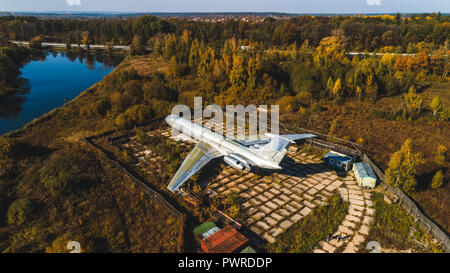 Vue aérienne de l'avion dans la forêt d'automne près du lac et de ...