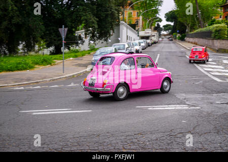 Voiture Fiat 500 rose Photo Stock - Alamy