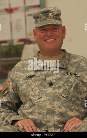 04/06/17 - Command Sgt. Le major Reginald Pouvoirs reçoit une plaque d ...