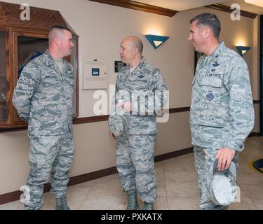 Le lieutenant général Giovanni Tuck, commandant de l'Armée de l'air 18e ...