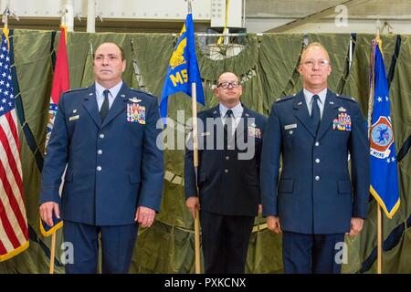 Gordon Meyer, colonel de la US Air Force, remet le prix Home Front Hero ...