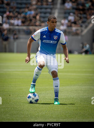 Le défenseur du FC Dallas Reggie Cannon fait passer le ballon devant le ...