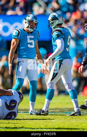 Le lanceur de Carolina Panthers Graham Gano, à droite, et le détenteur ...